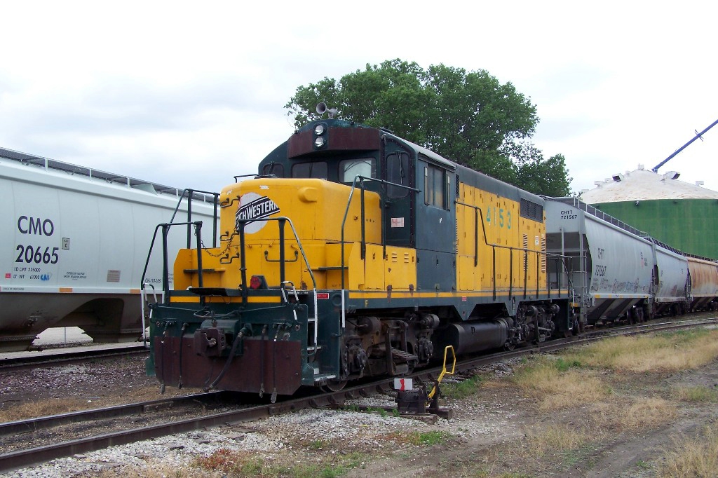 Ex-CNW 4153 is working for the DeBruin elevator